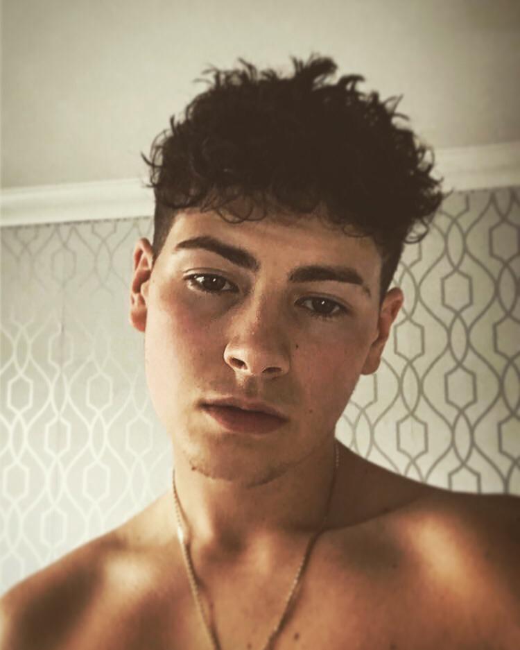 Stare Into My Eyes 🥺 Scrolller