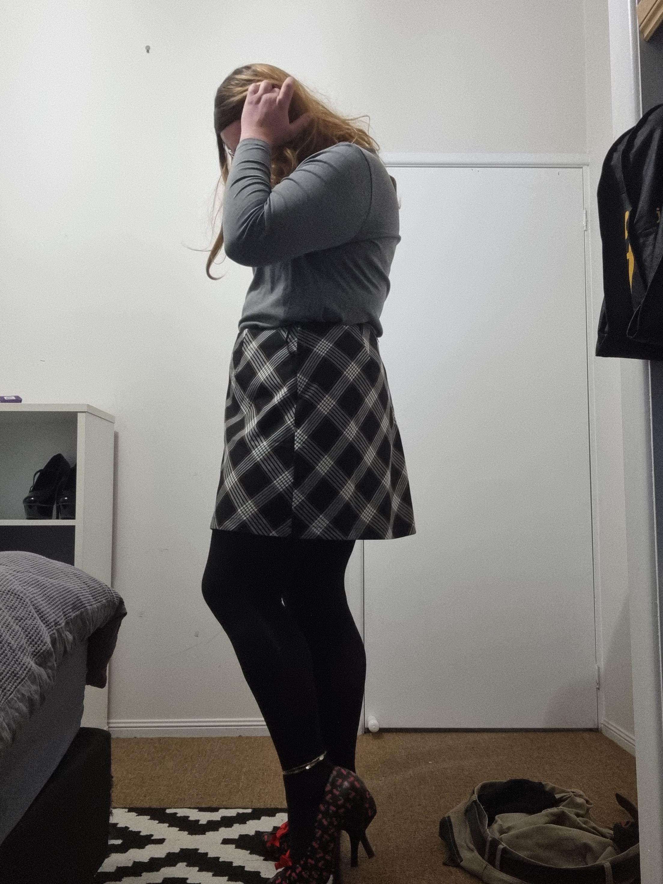 Stockings and anklet chains = fiiine | Scrolller