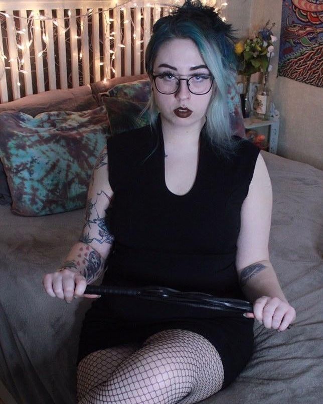 Stop trying to look up my skirt and bend over | Scrolller