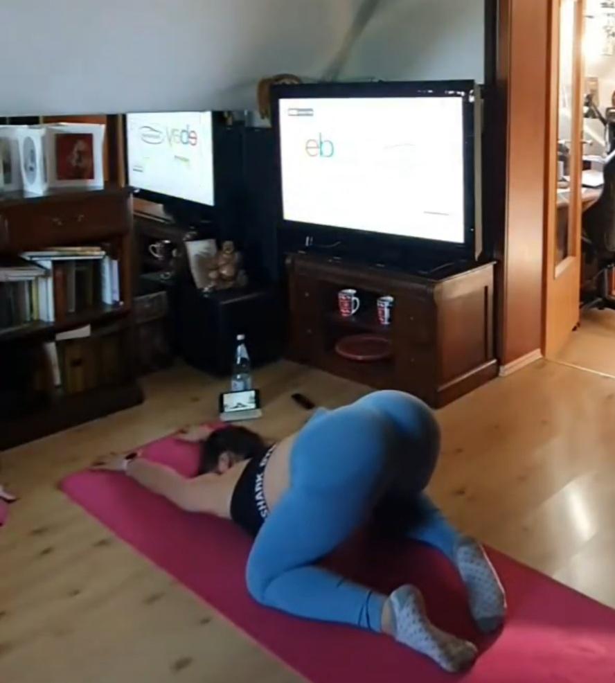 Stretching up :) | Scrolller