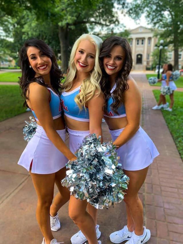 Stunning cheerleaders | Scrolller
