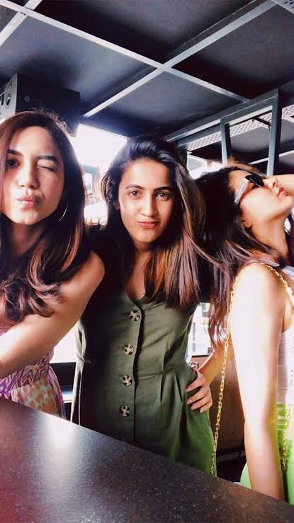 Stunning pose!! | Scrolller