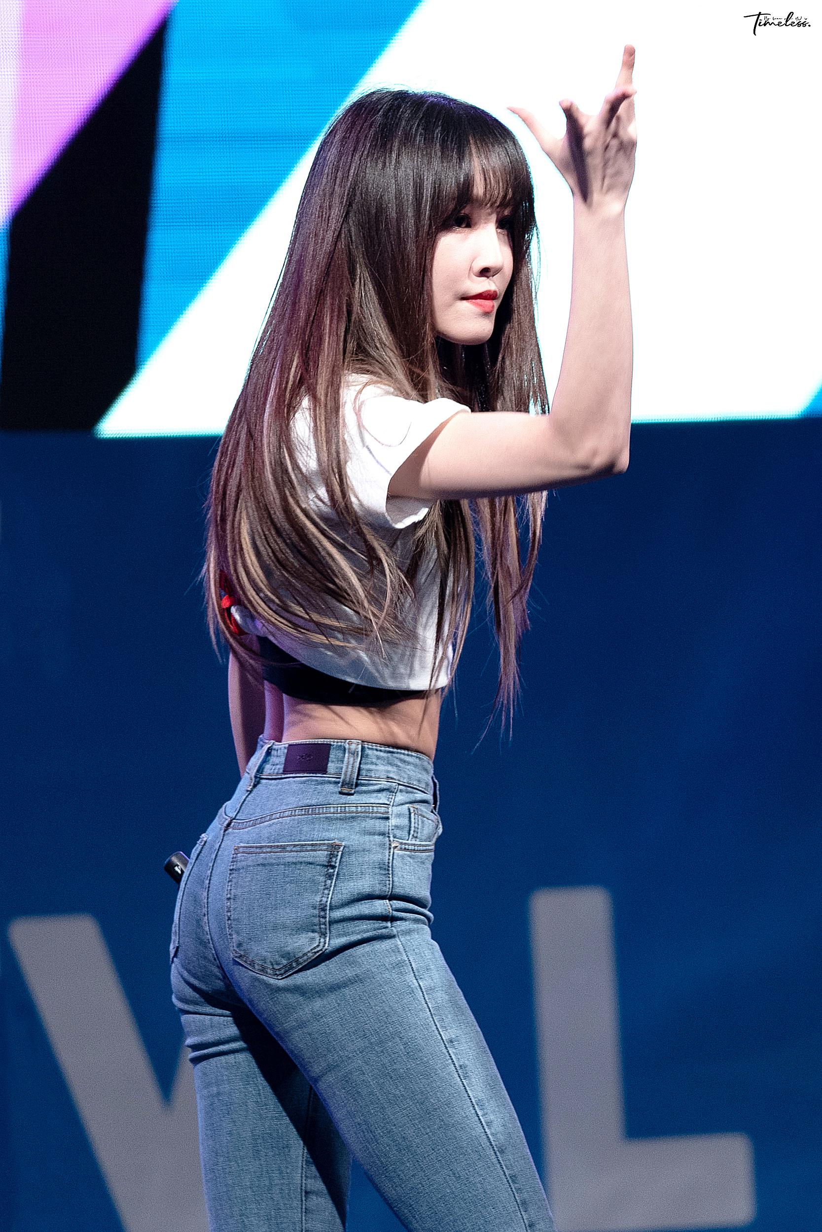 Stunning Yuju! | Scrolller