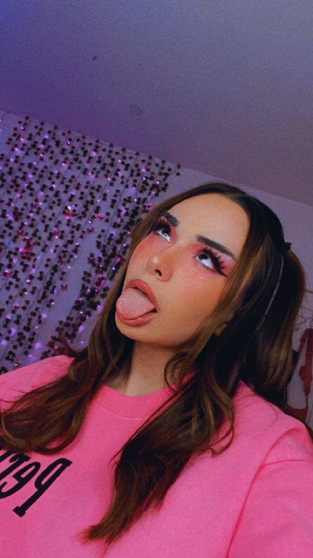 Submissive Bimbo 💖 Scrolller