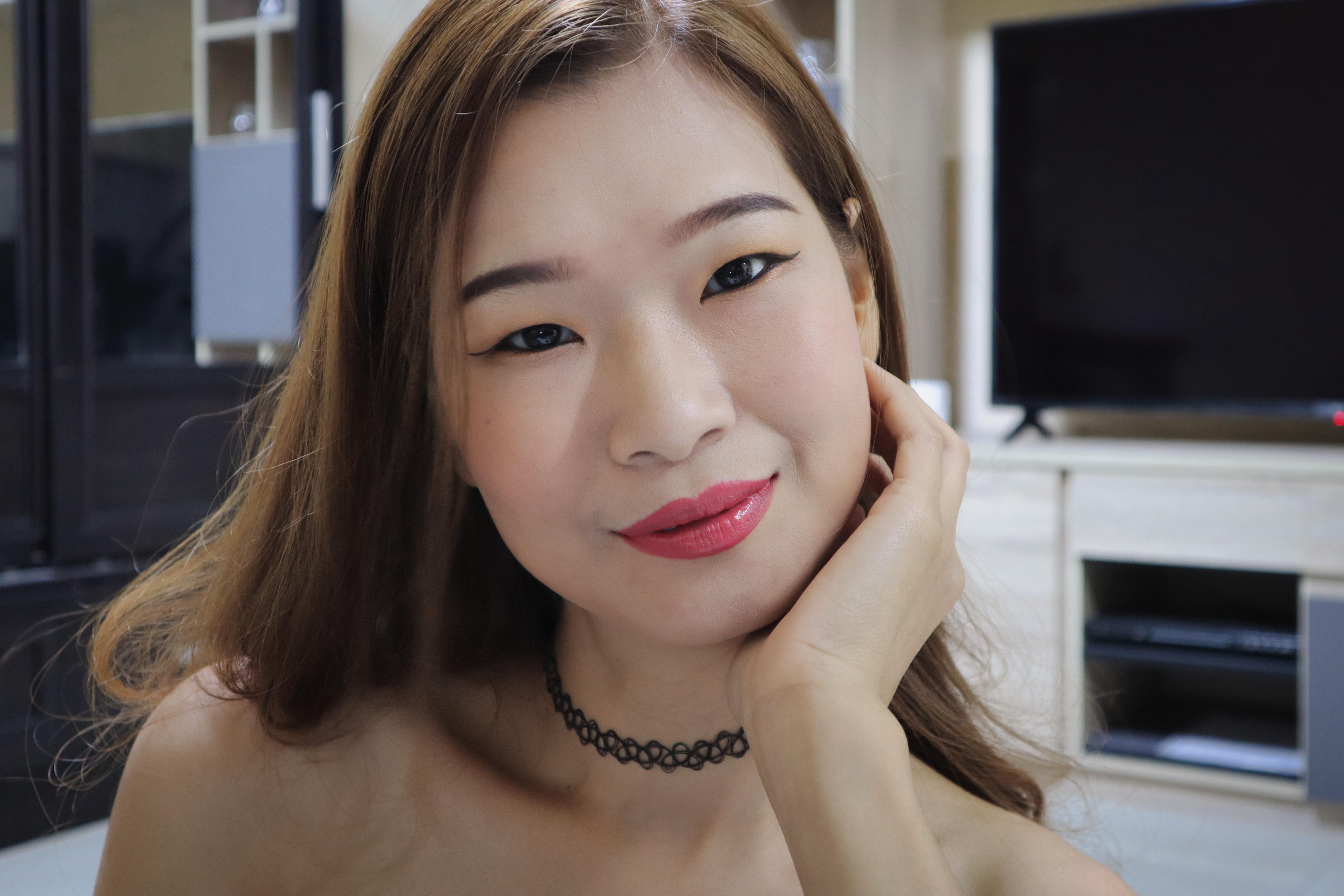 Subtle choker | Scrolller