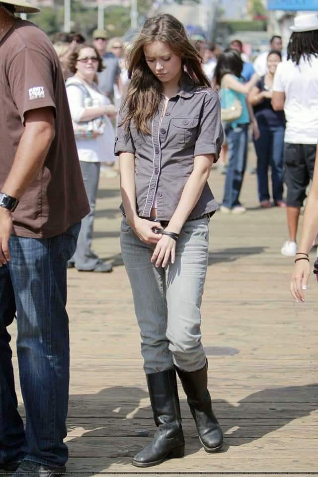 Summer Glau looking innocent and vulnerable | Scrolller