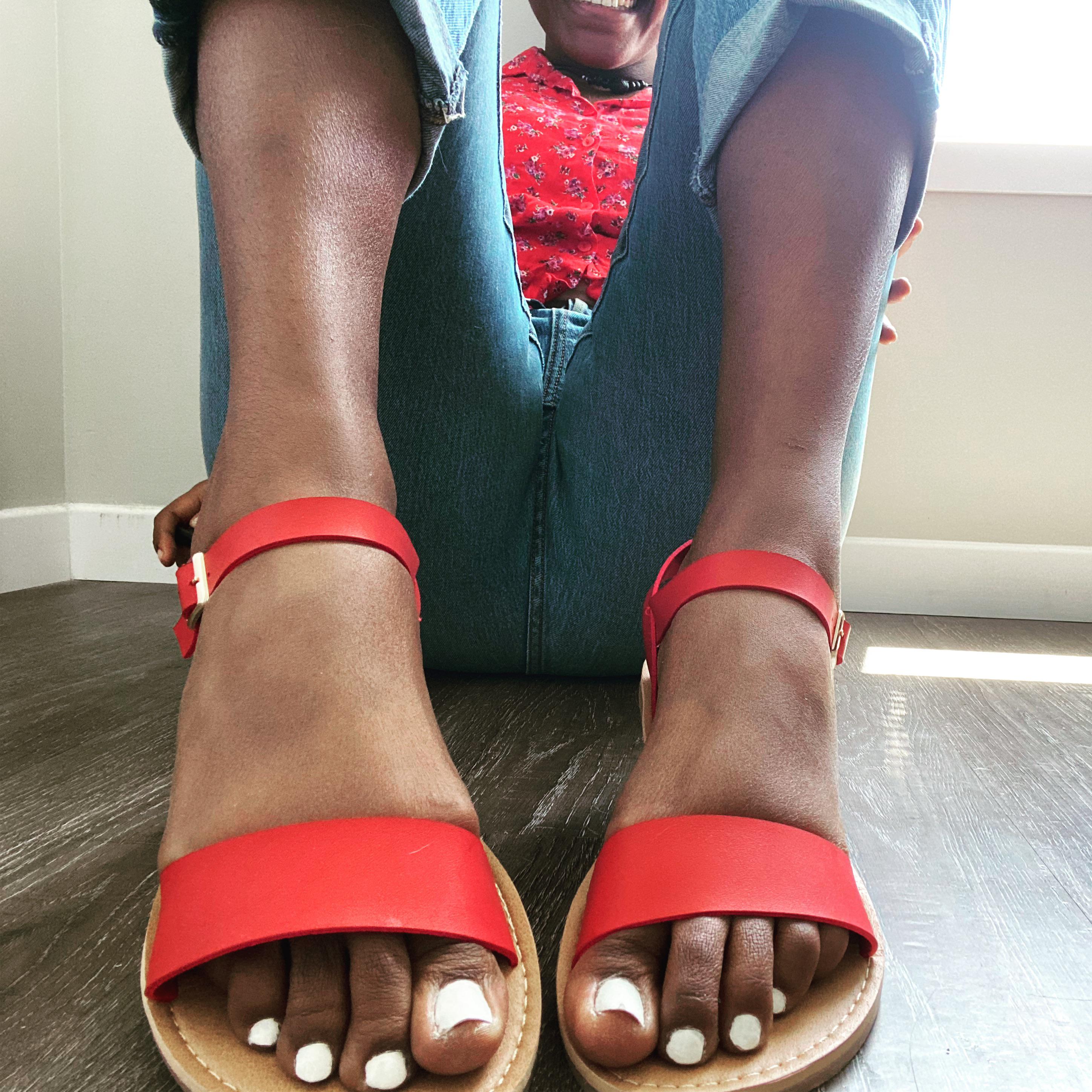 Summer sandals and toes 💋 | Scrolller