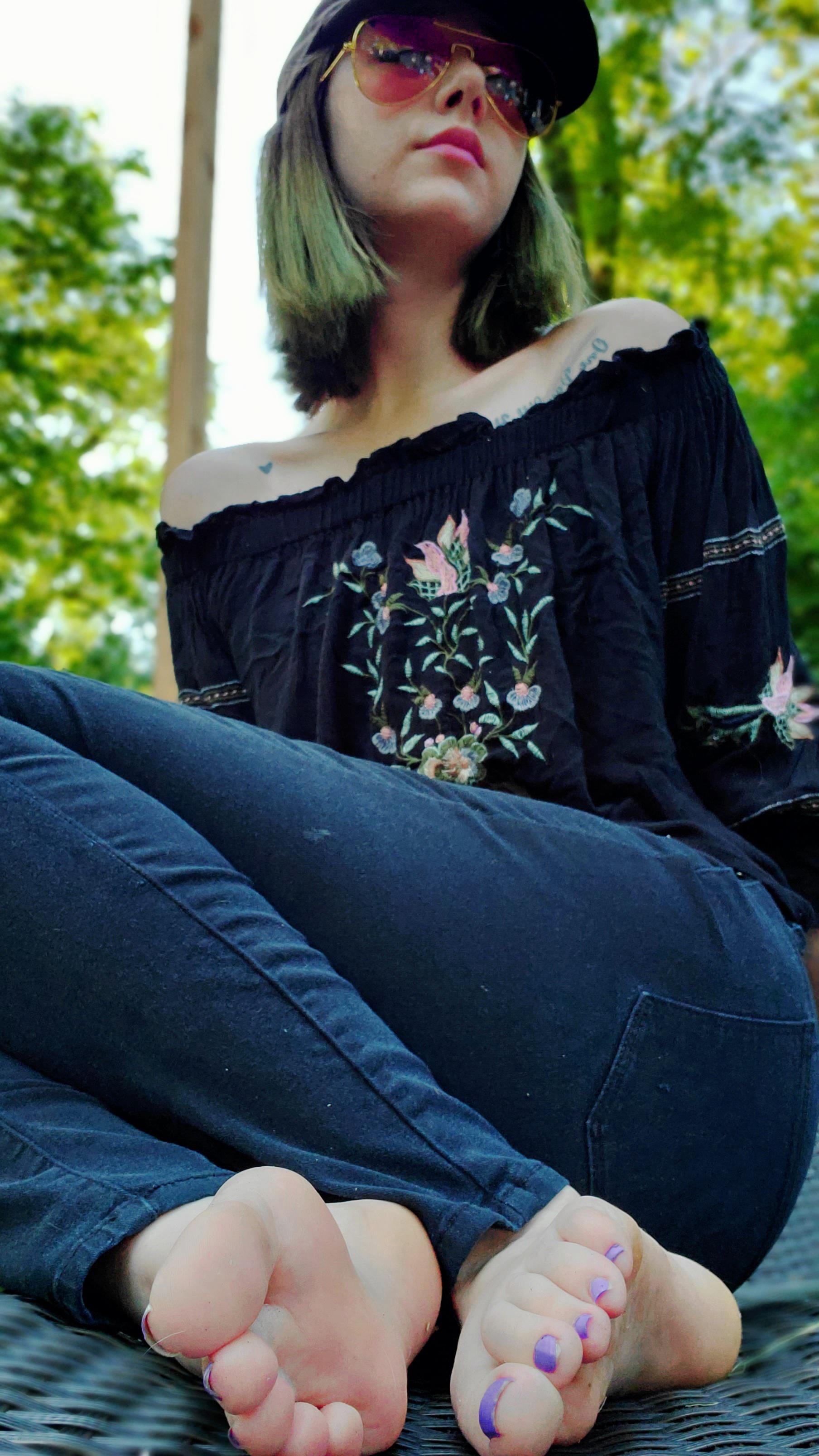 Summertime = earthy summer feet 🌿 | Scrolller