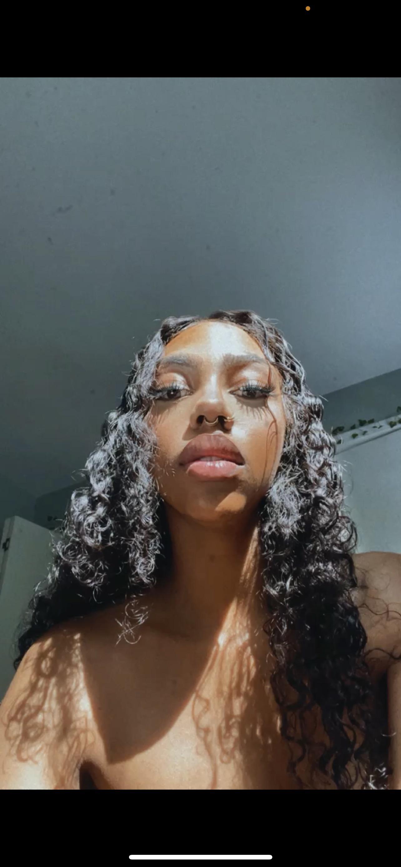 Sun kissed lips | Scrolller