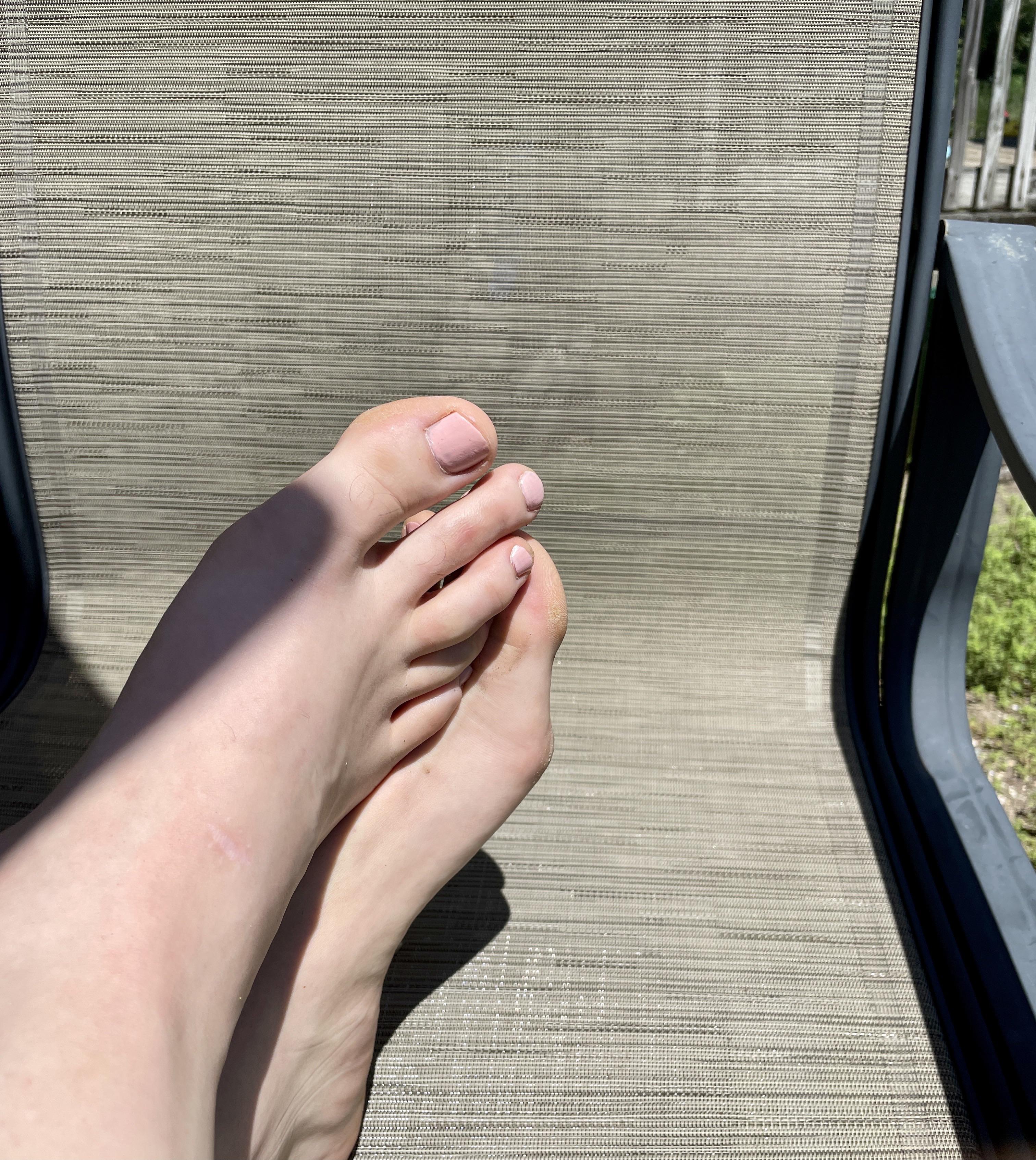 Suns out. Toes out. | Scrolller