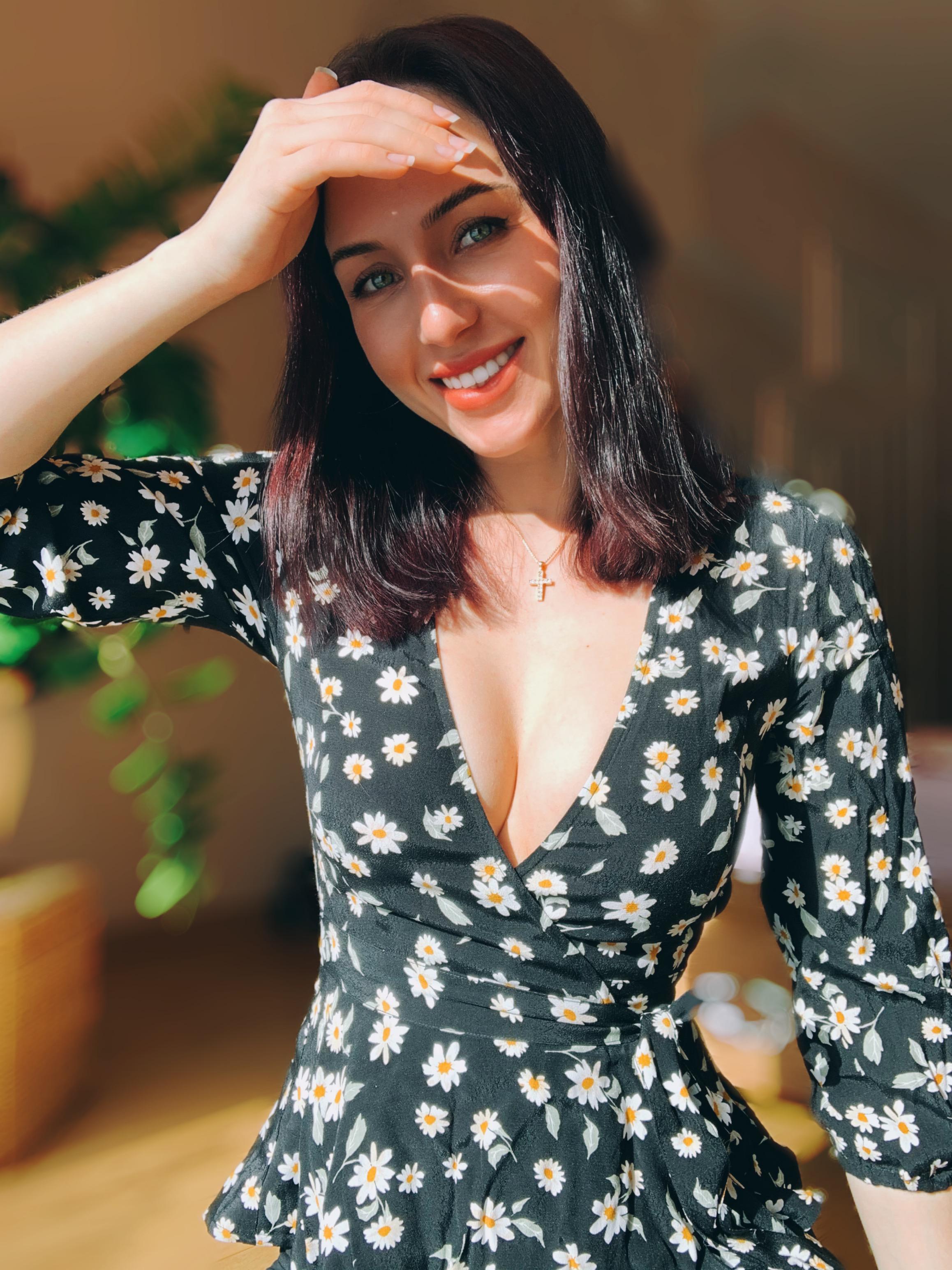 Sunshine flowers and a pretty face! 25 | Scrolller