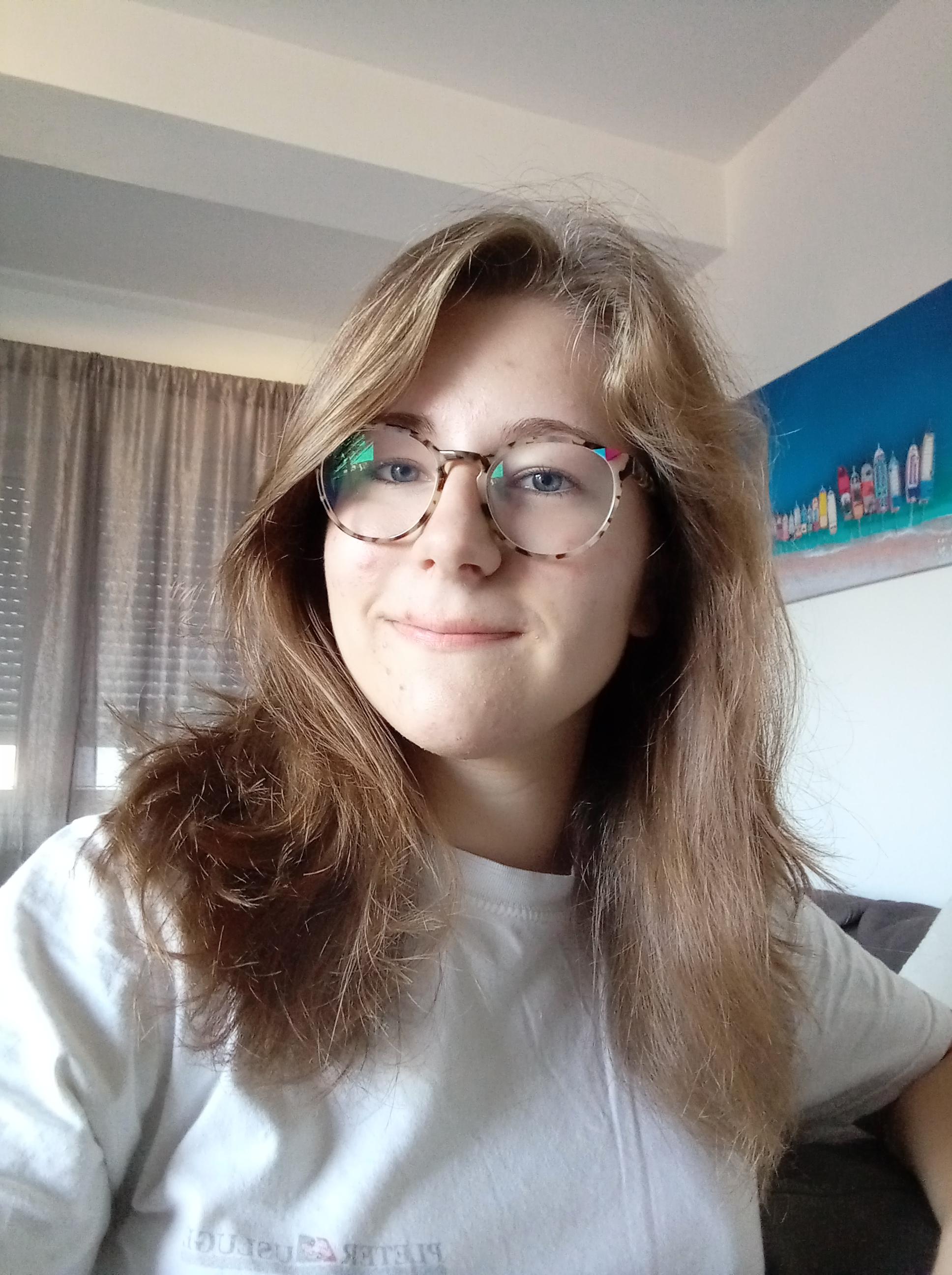 Super fluffy hair today(F 18) | Scrolller