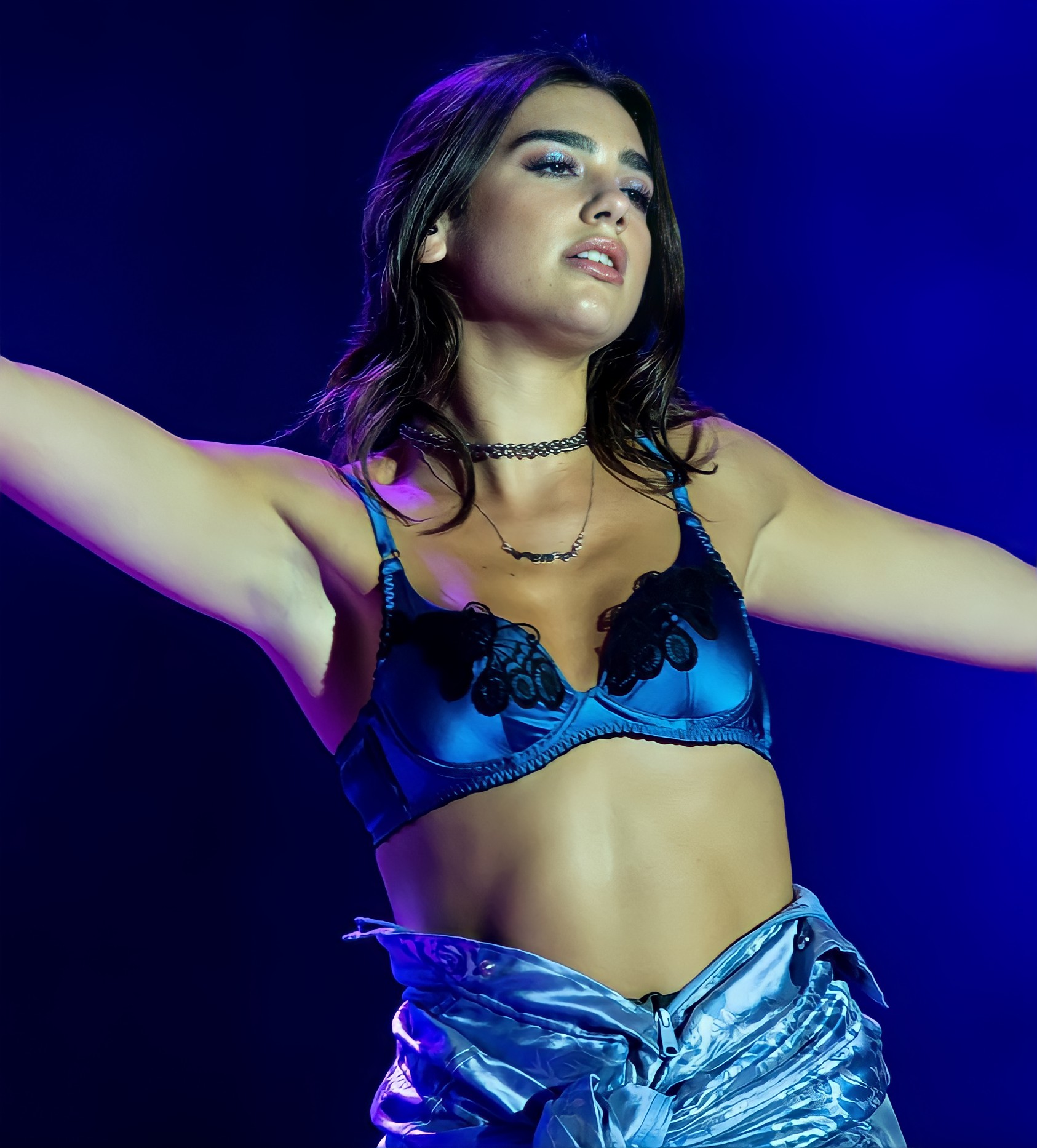 sweaty armpits dua lipa | Scrolller