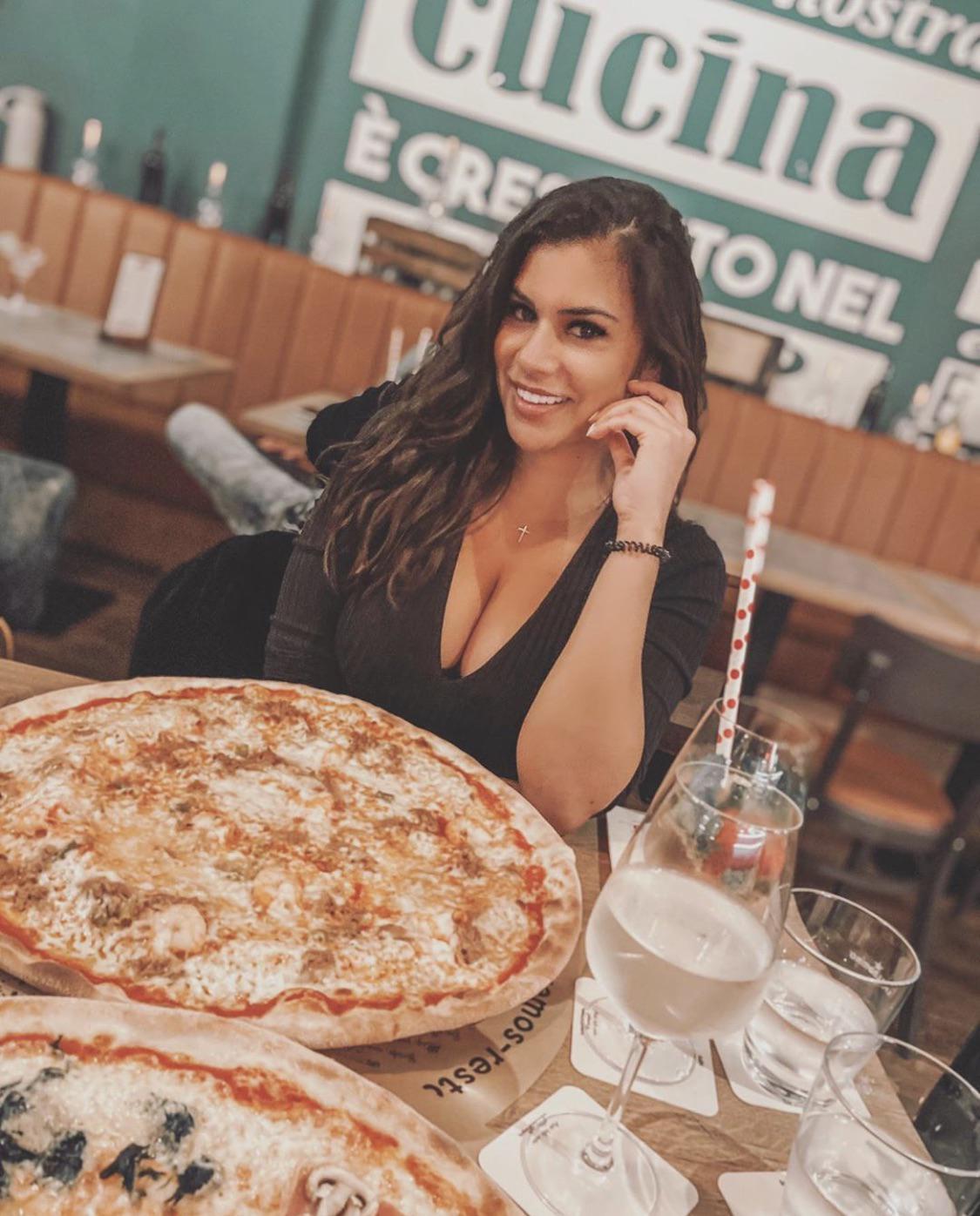Tanja beim Pizza essen | Scrolller