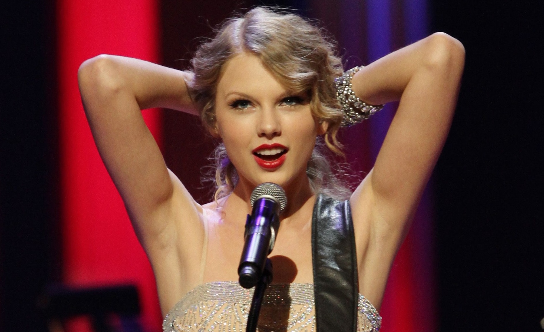 Taylor Swift | Scrolller