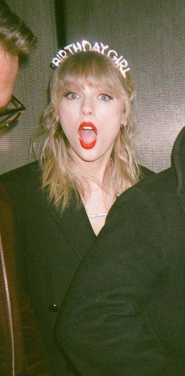 Taylor Swift needs to have those red lips used | Scrolller