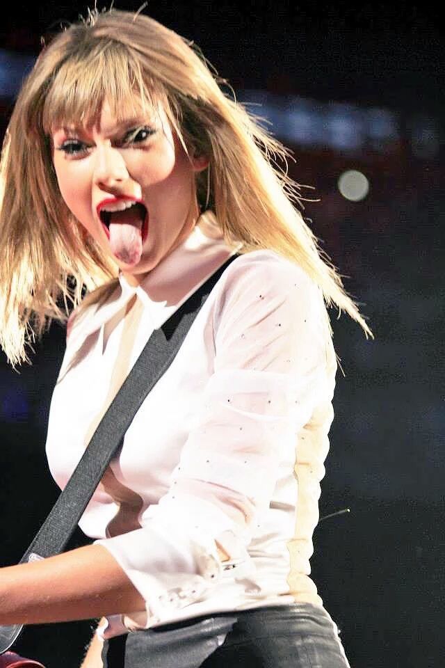 Taylor Swifts Long Tongue Scrolller