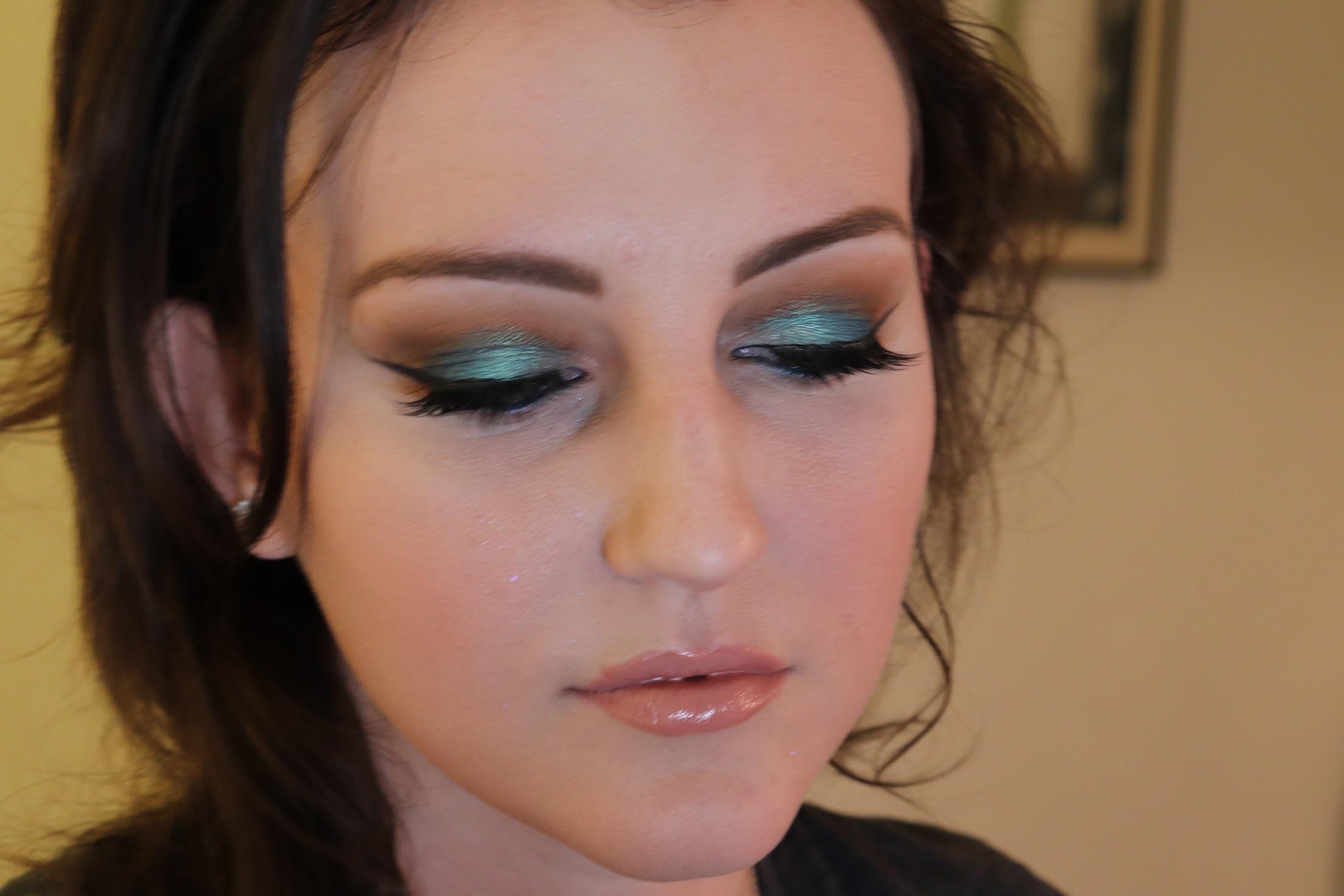 Teal eyes and a peachy glossy lip | Scrolller