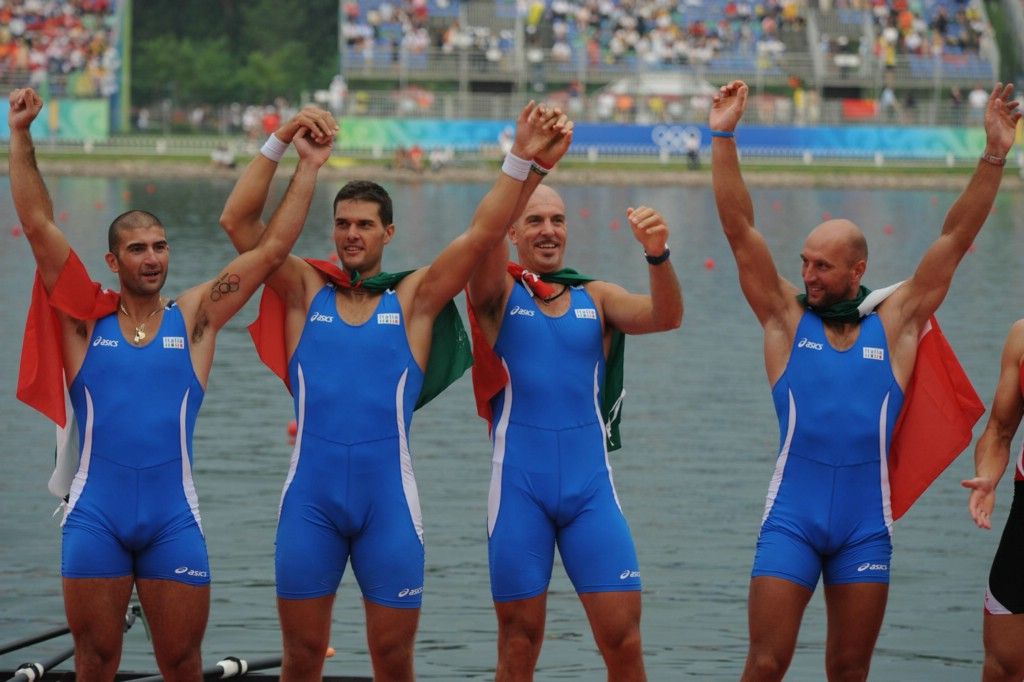 Team of rowers | Scrolller