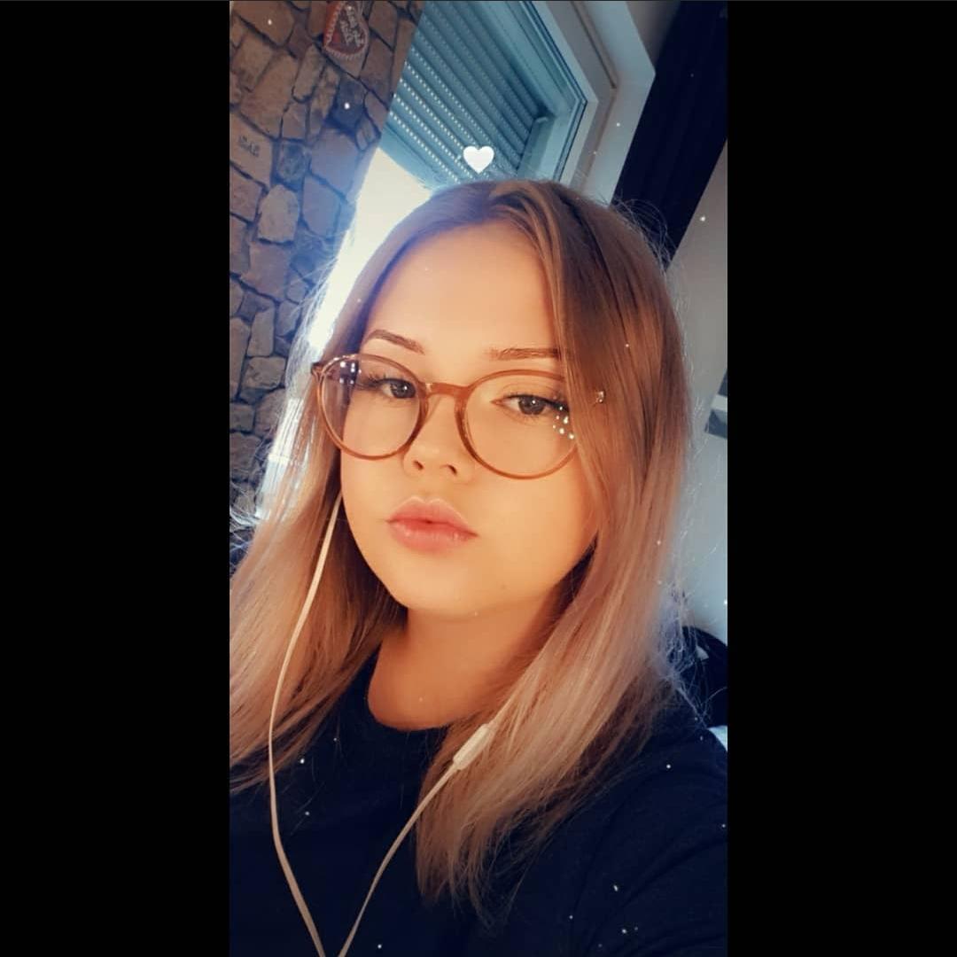 Tell me what would you do with my 18yo GF? 🤤 | Scrolller