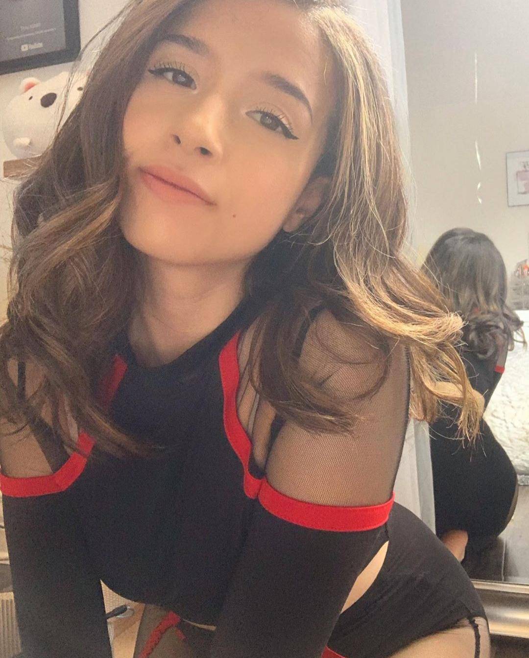 Discover more like PokimaneWorshippers: Thank you everyone for 100 members! Our Queen Pokimane ...