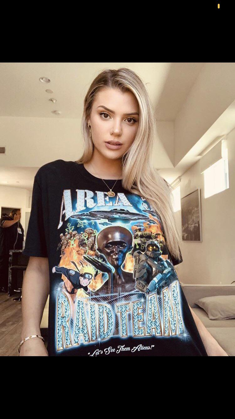 That eye contact tho👀😩😍 | Scrolller