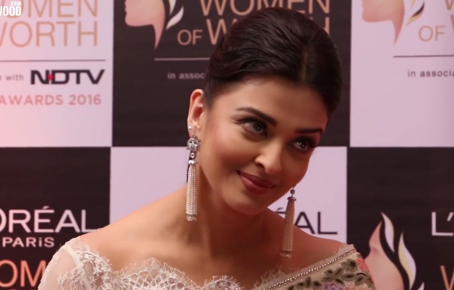 That naughty look from Aishwarya to one of the reporters surely would have had made his night ...