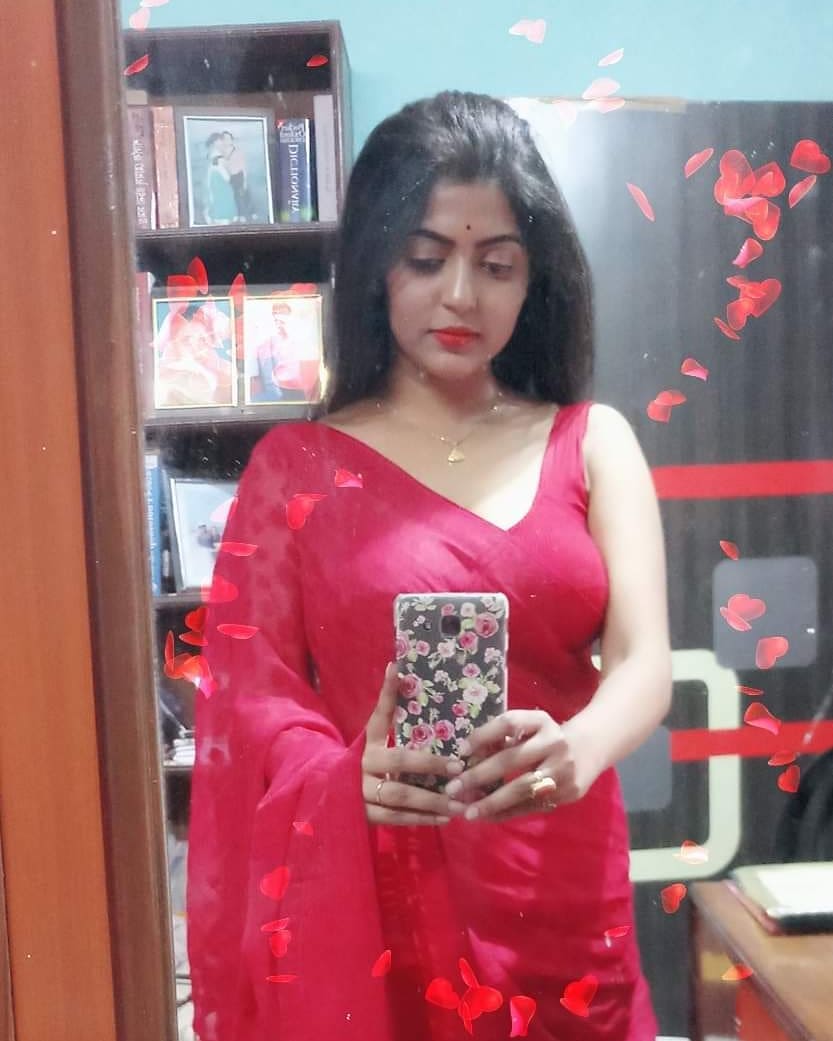 That Neighbour Lady Who Always Gives A Boner In Saree Scrolller