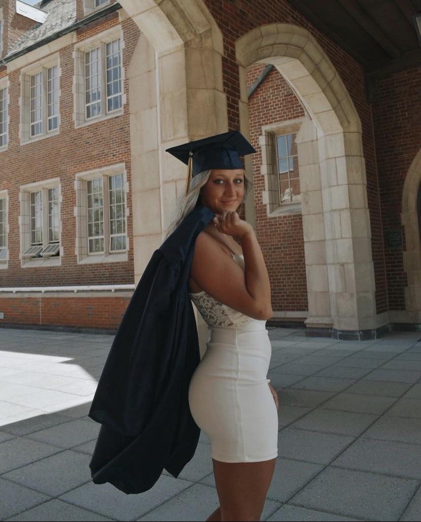 That’s one big graduate.... (22) | Scrolller