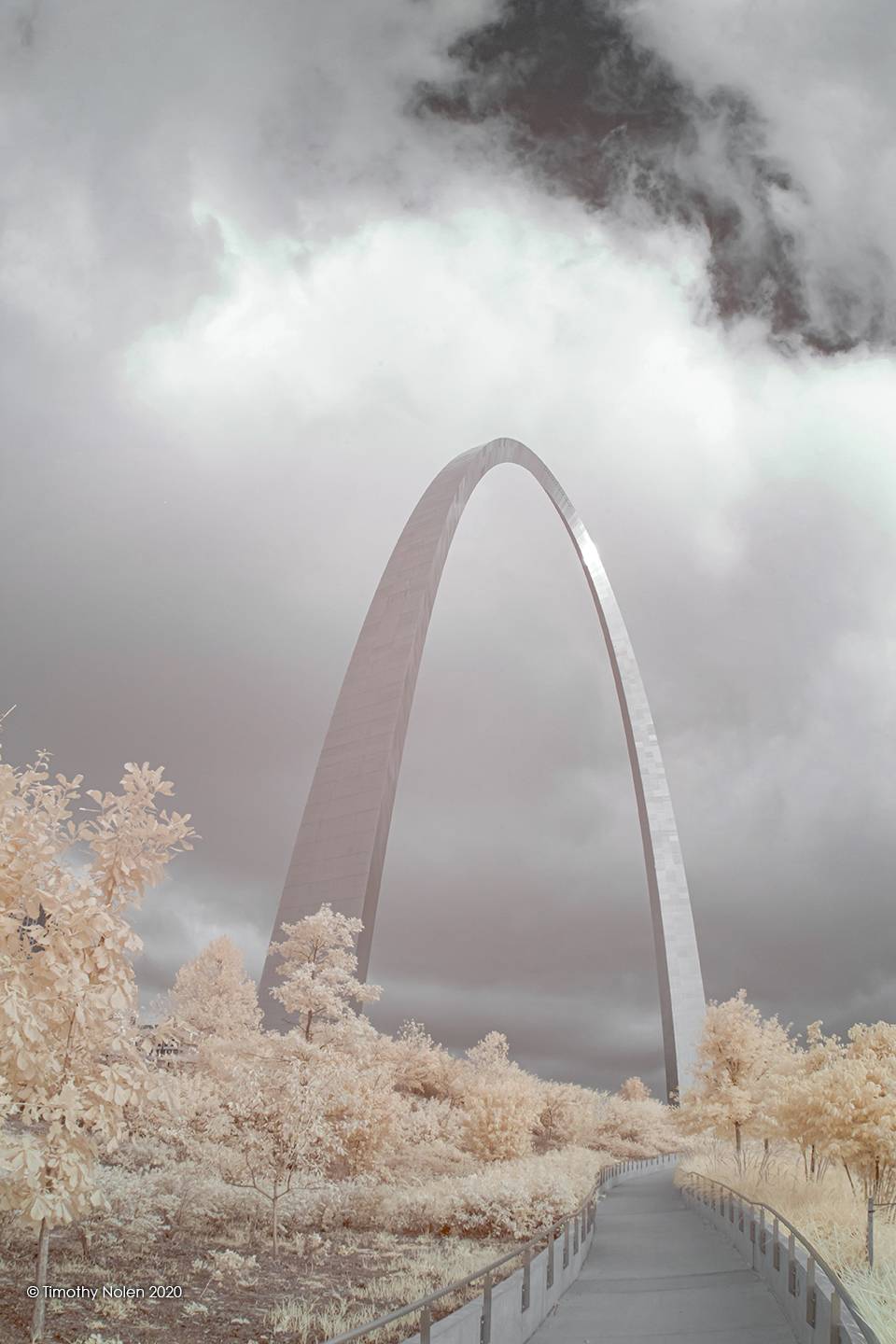 The Arch in Infrared | Scrolller