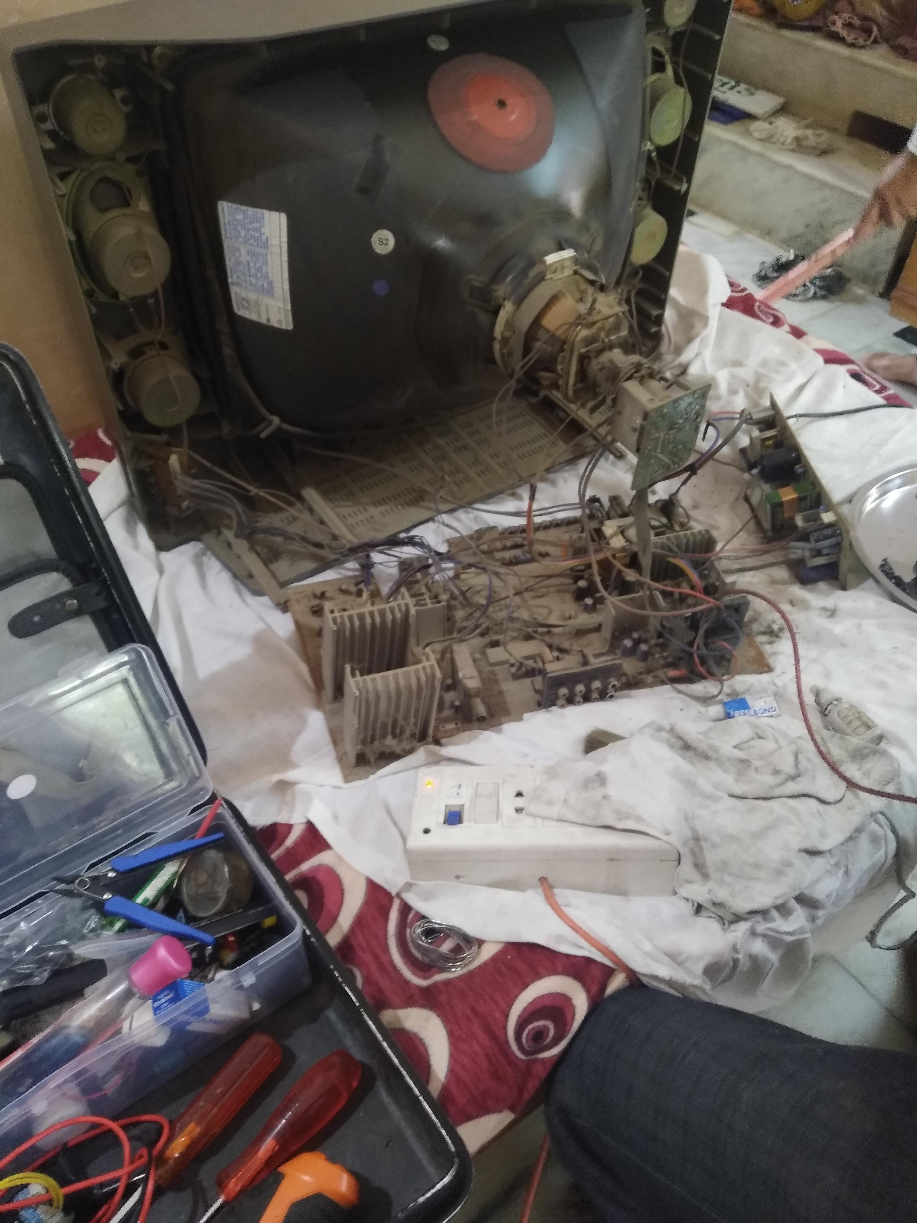 The internal parts of old TV (2000s)! | Scrolller