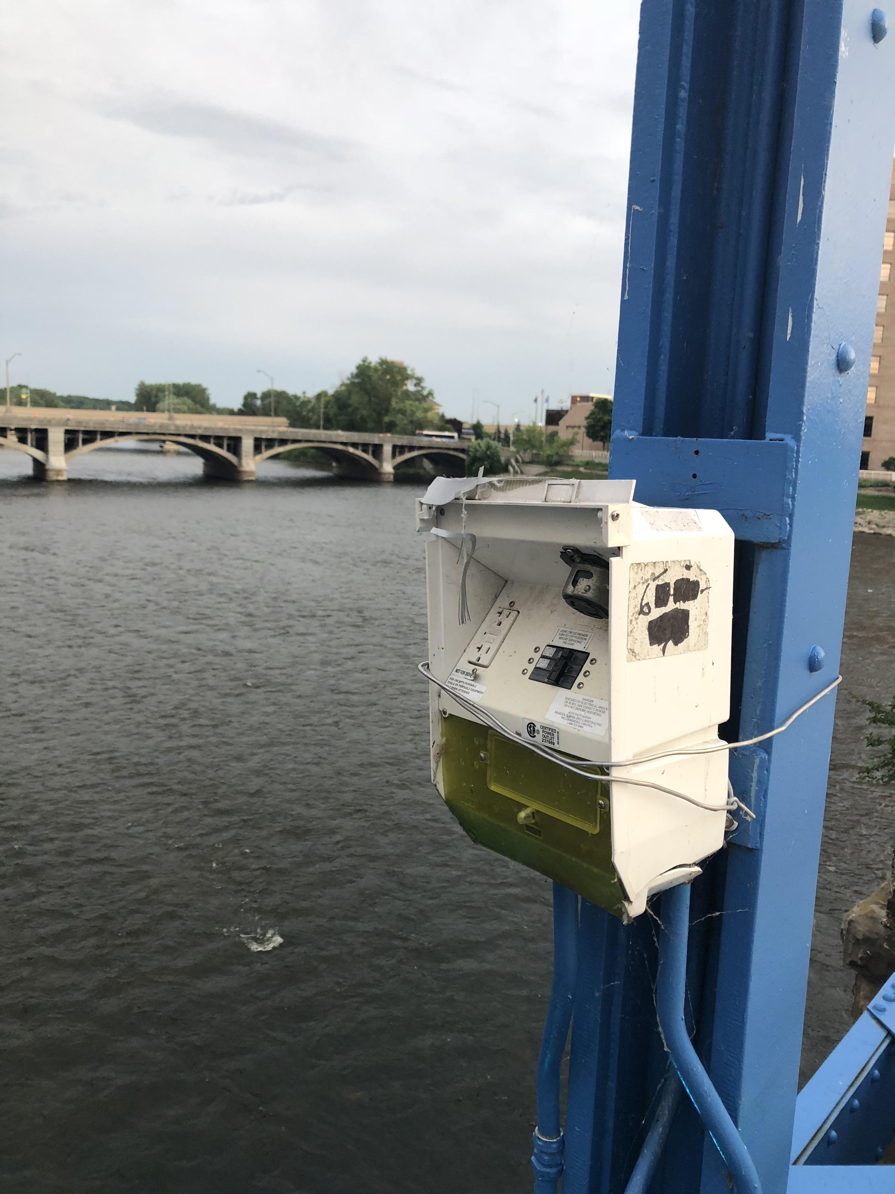 The most risky of phone charging stations | Scrolller