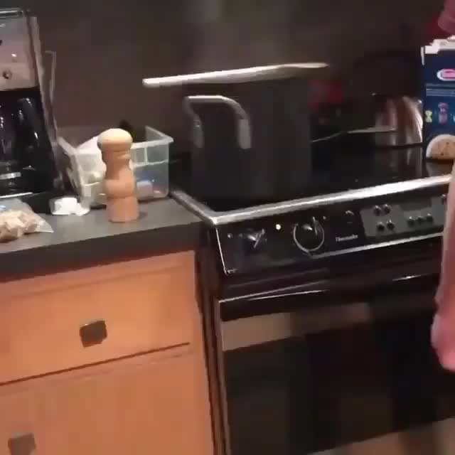 The pot is rotating because of leidenfrost effect | Scrolller