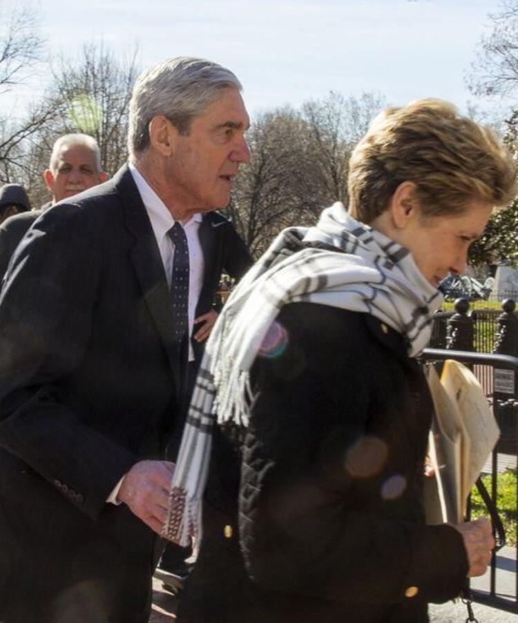 The real scandal: Robert Mueller’s baby hand | Scrolller