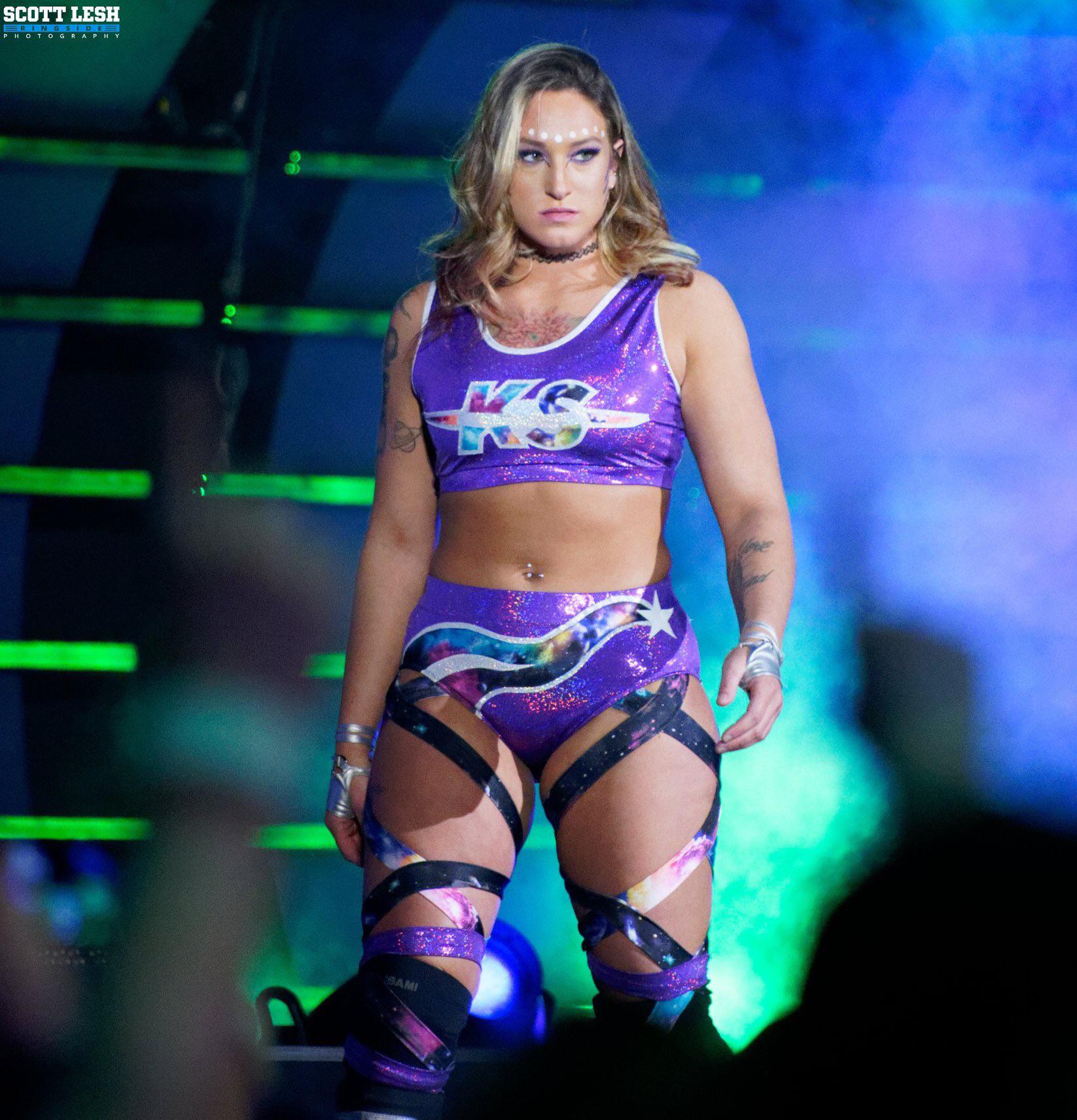 The Sexy Alien Goddess, Kris Statlander! | Scrolller