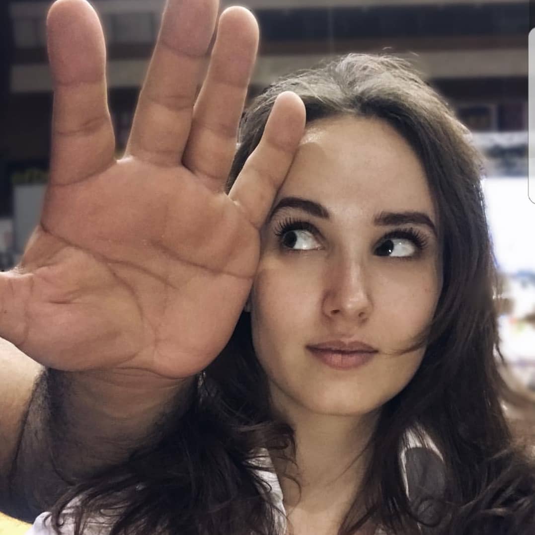 The size of Levan Saginashvili's hand | Scrolller