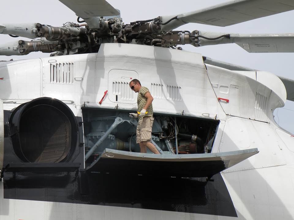 The size of this Cargo Helicopter. Human for scale. | Scrolller