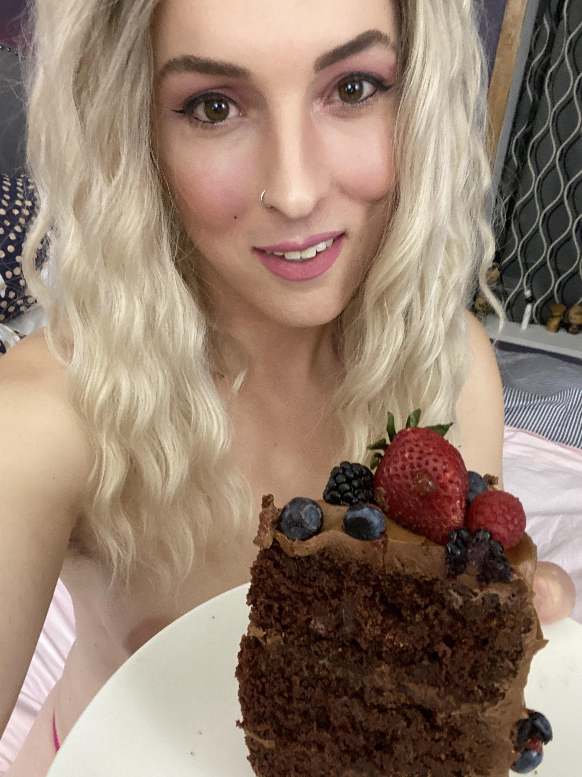 The snack I bring back to you in bed. | Scrolller