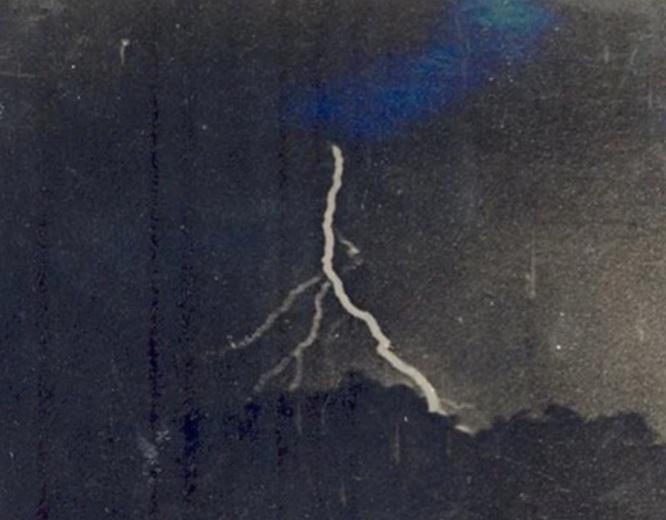 The world’s first photograph of lightning, 1882 | Scrolller