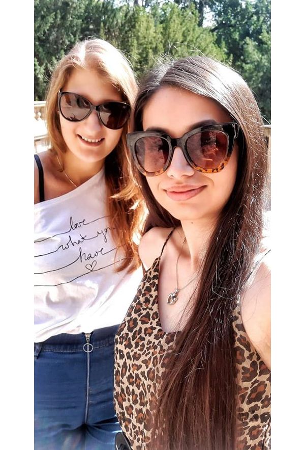 The zipper is a bit too tight. | Scrolller