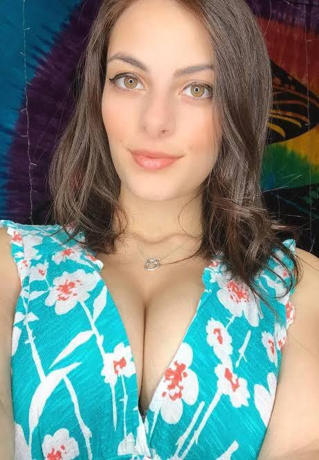 These glittering eyes & amazing cleavage makes it difficult to focus | Scrolller