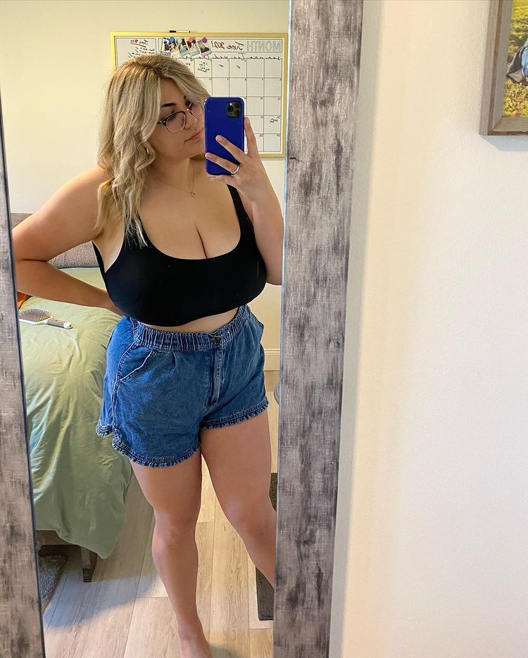 Thicc blonde with nice heavy hangers | Scrolller