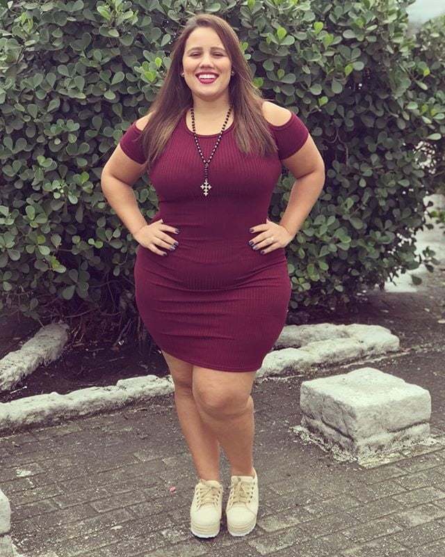 Thick beauty in a maroon dress | Scrolller