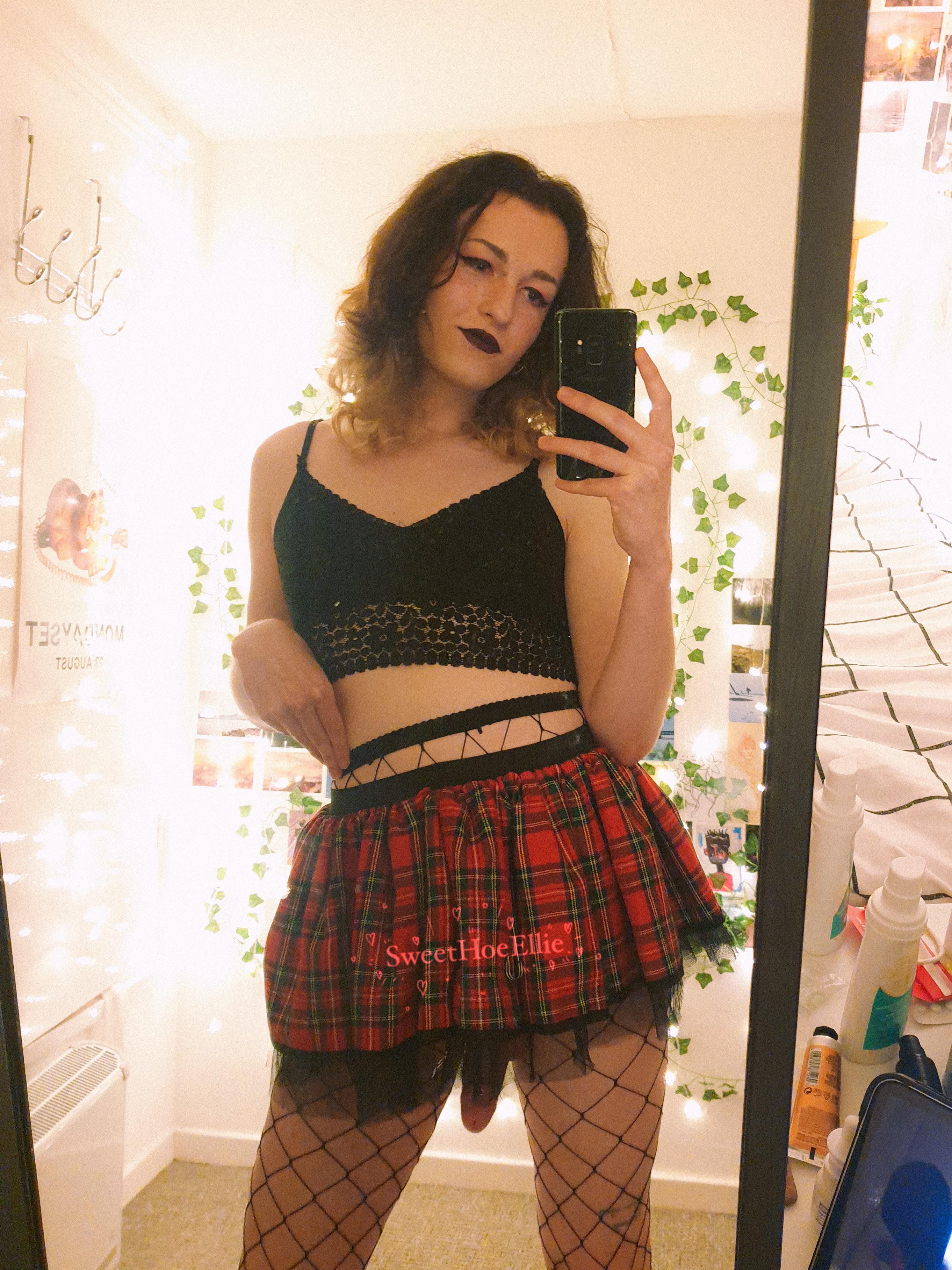 Think I'm GF material? 💕 | Scrolller