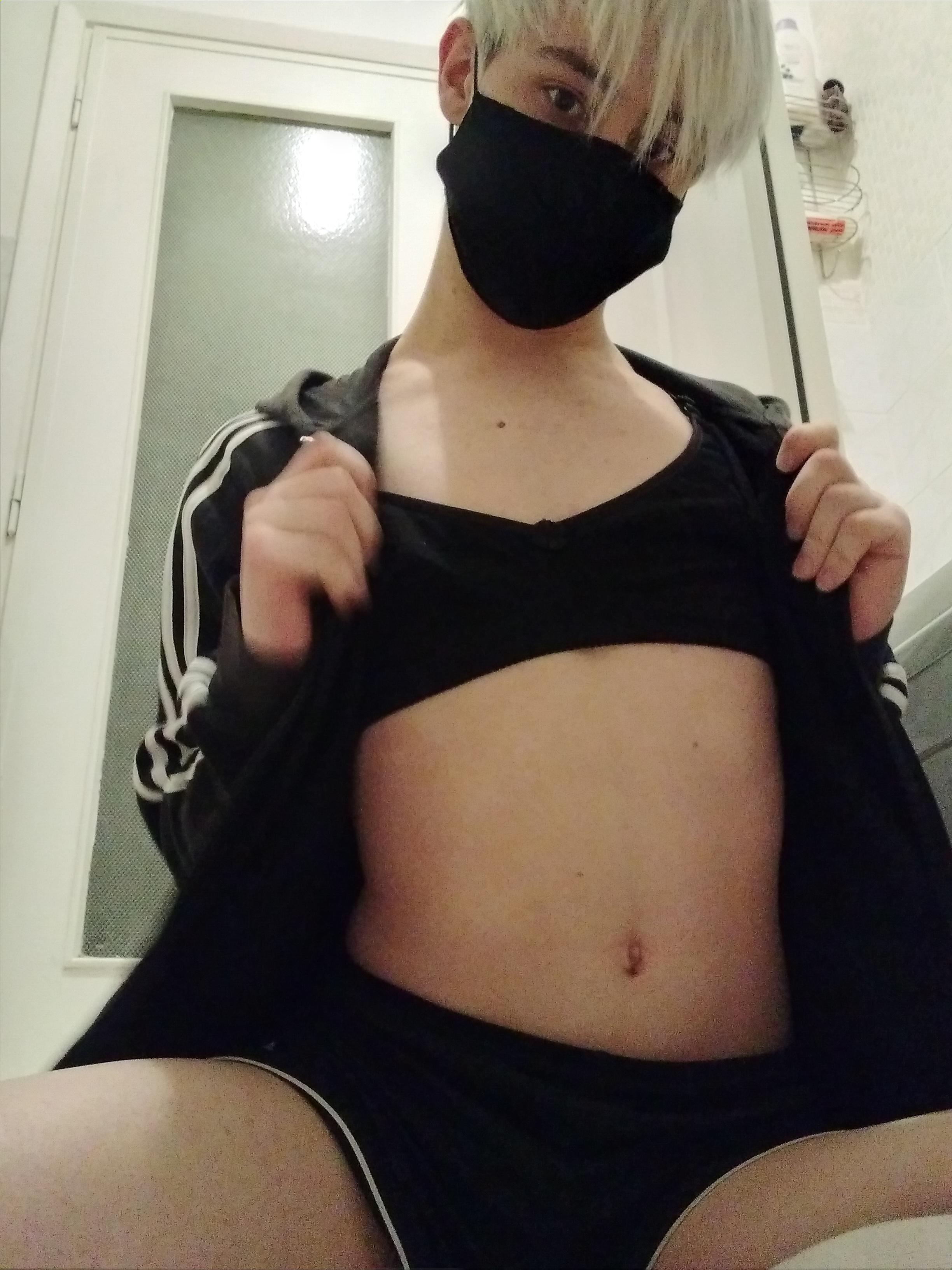 Third pic 👉👈 | Scrolller