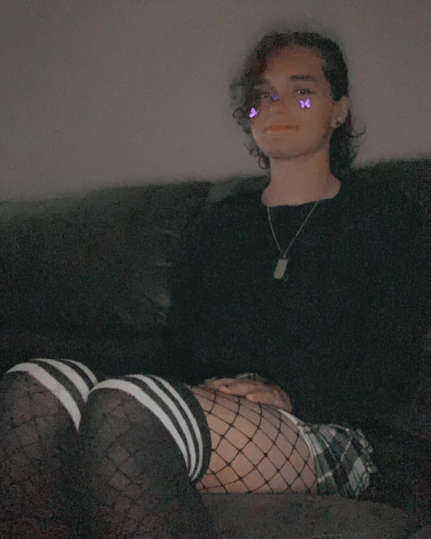 This black sofa seems familiar… | Scrolller