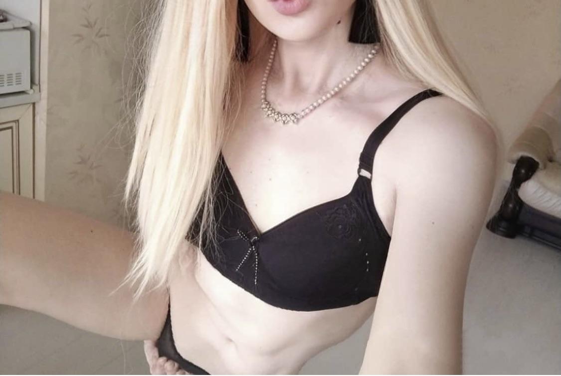 This blonde forgot to tuck so don’t mind the odd hand covered bulge. | Scrolller