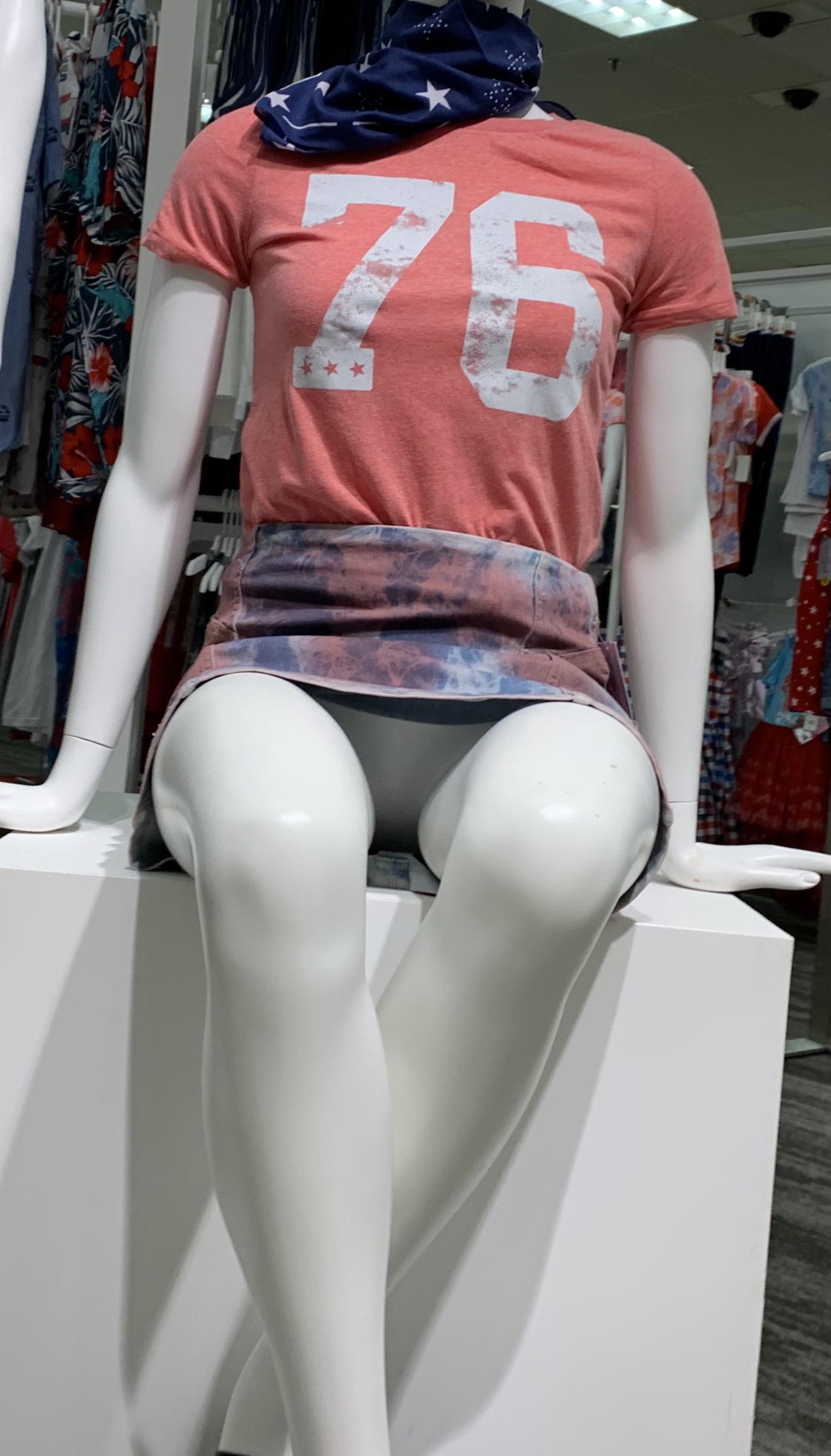 This commando chick is soooo white! She is quite on display though | Scrolller