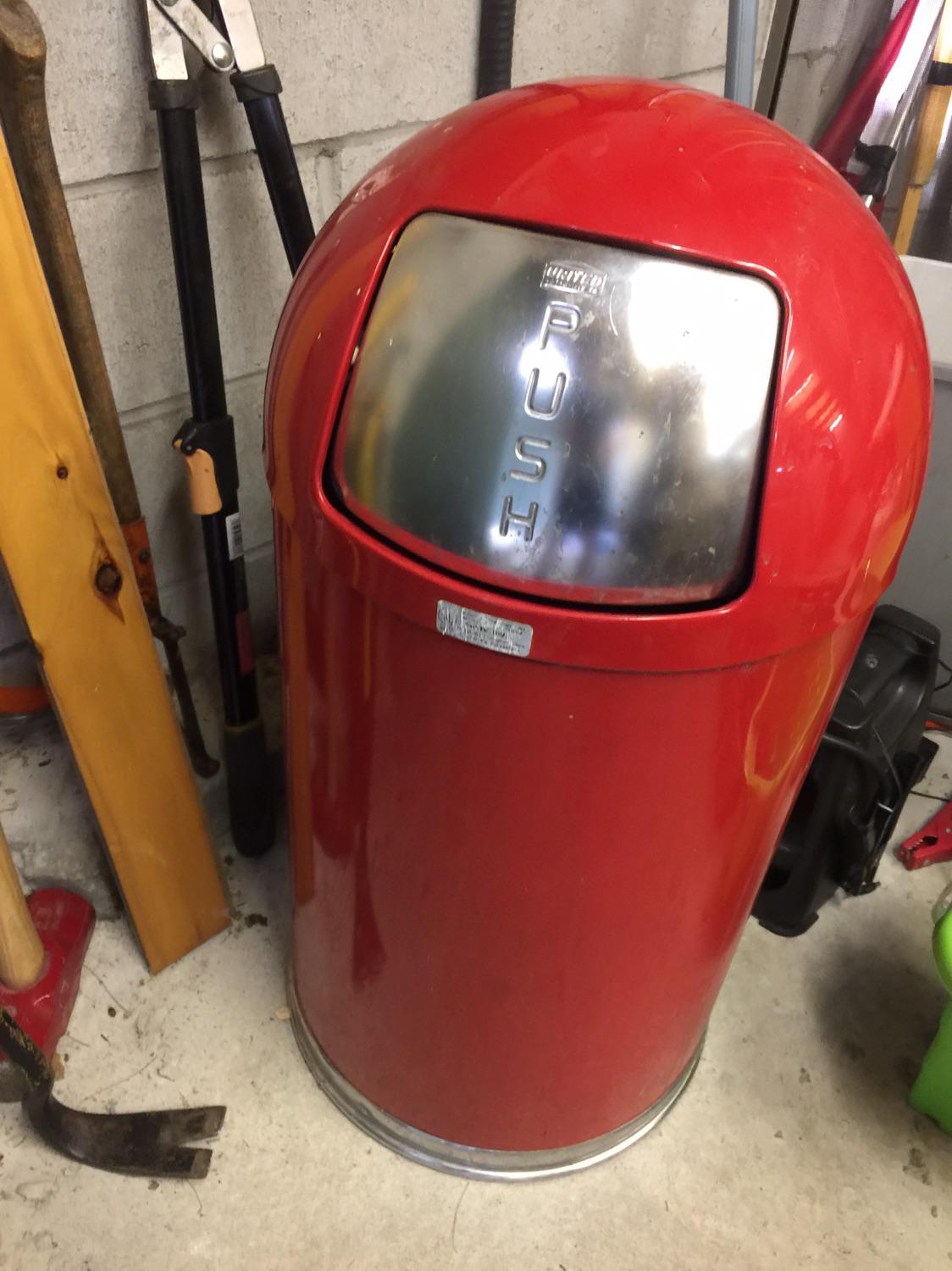 This garbage can is looking pretty sus | Scrolller