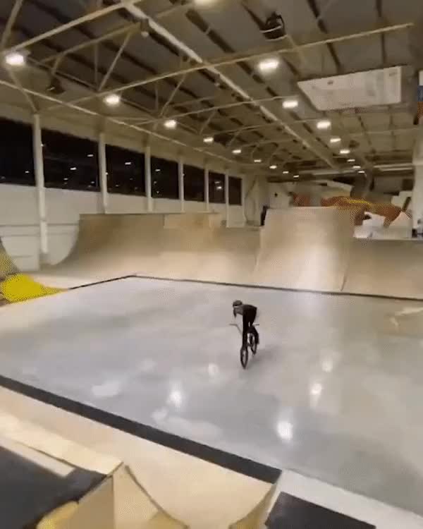 This insane spinning BMX trick iis straight up ridiculous! | Scrolller